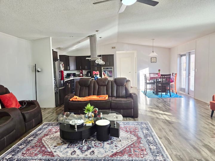 Cozy 3br Getaway Close To Airport, Lake & Trails - Yellowknife