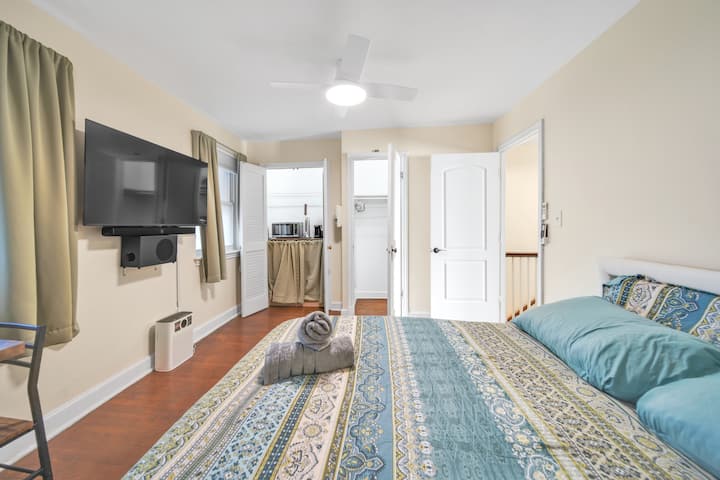 Cozy, Convenient, And Private Upstairs Apartment! - Alexandria, VA