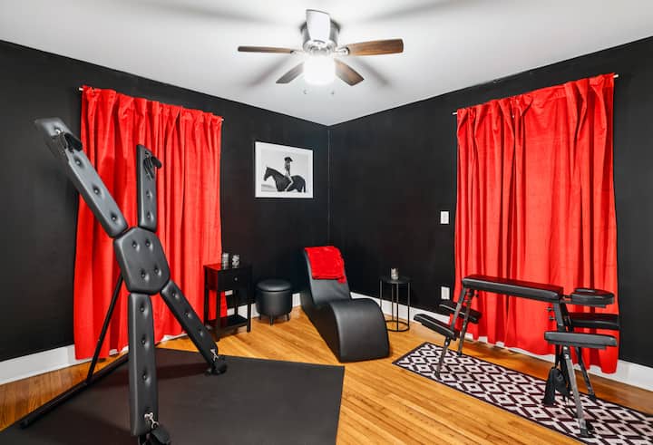 Adult Themed Romantic Bungalow In The Woods! - North Charleston, SC