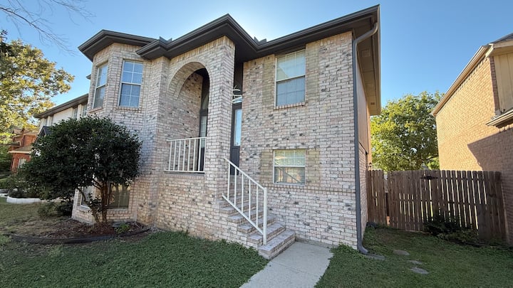 Cozy Family Friendly Home - Frisco, TX