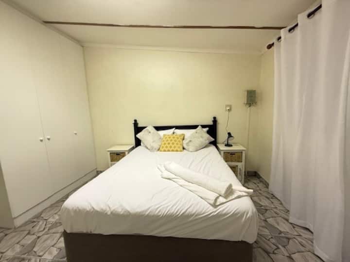 Cosy, Close To Amenities, 7 Minutes Walk To Town - Windhoek