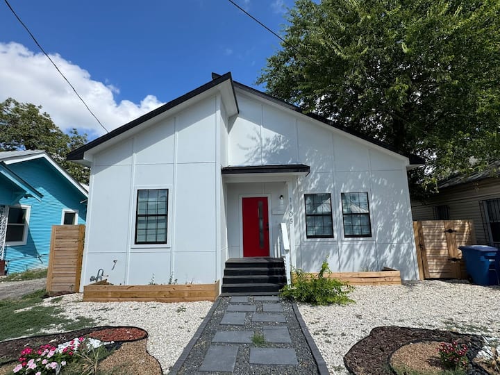 6 Bedrooms Total House 2 Master Suites Downtown - San Antonio, TX