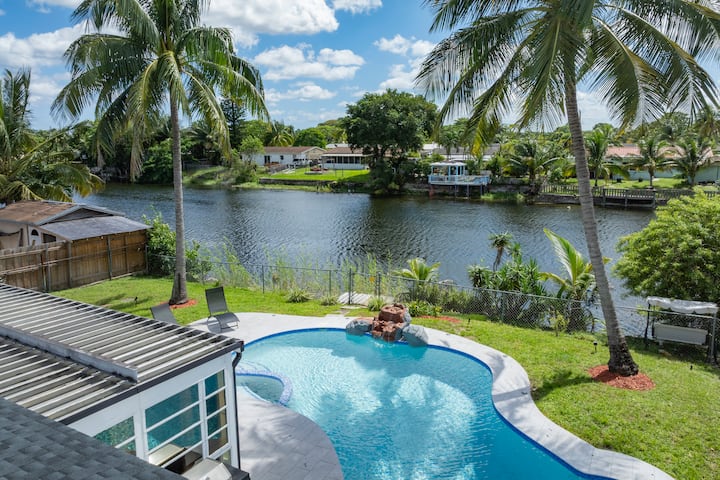 3‑br Retreat W Pool Near The Beach - Car Charger - Deerfield Beach, FL