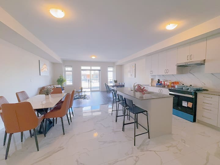 Luxury 6-bedroom Retreat | Bright/spacious/cozy - Markham, Canada