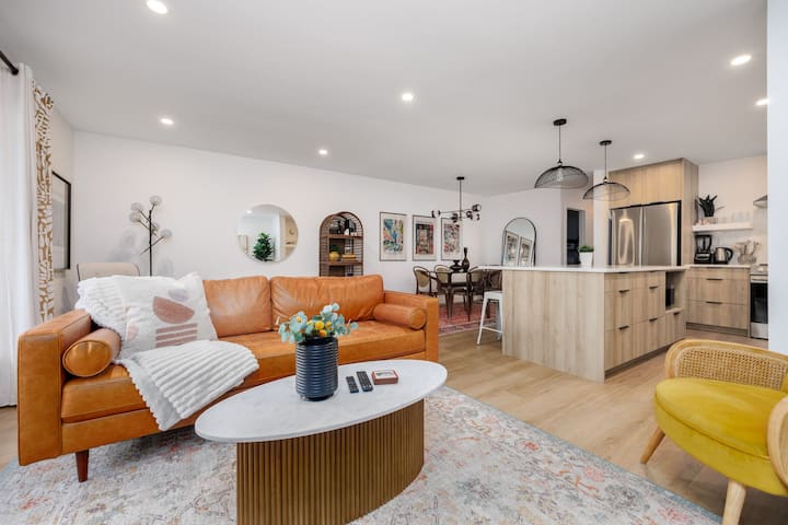 The Georgina ~Sleeps 6 ~King Bed ~Central Location - Calgary