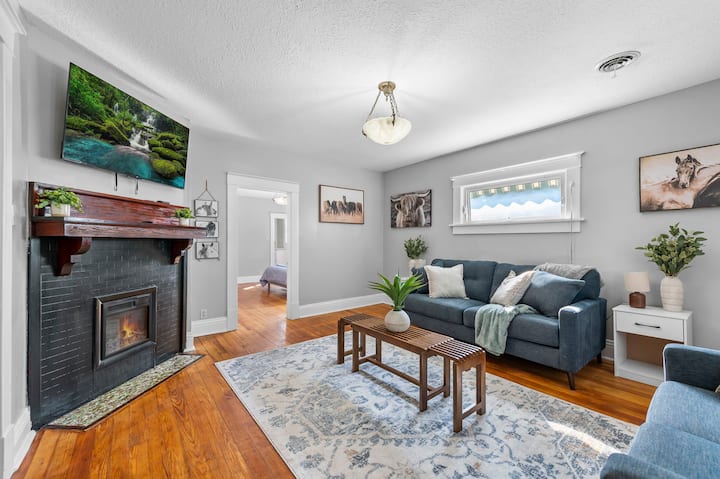 The Maple Attic – Bright 3br Retreat Near Downtown - Saint Joseph, MO
