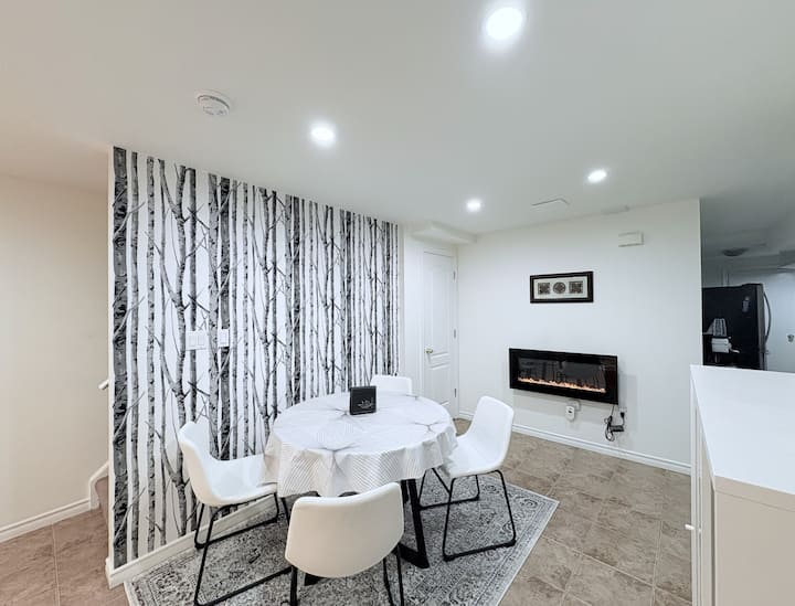 Luxurious 2 Bedroom Basement Near Ridgeway Plaza - Mississauga