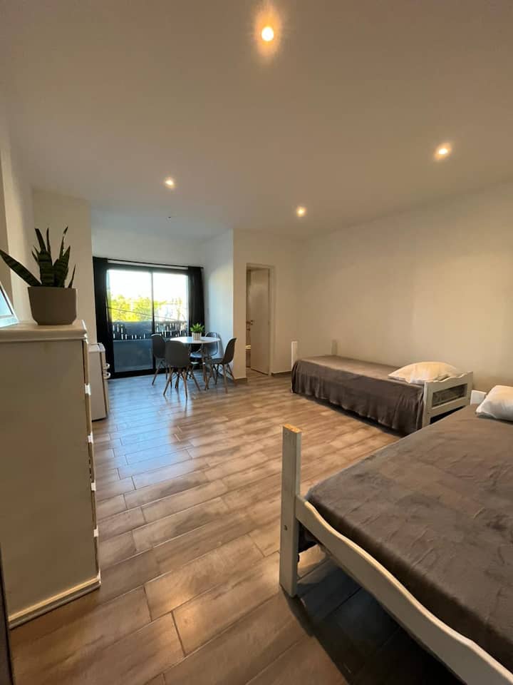 Monoambiente C/balcón – Zona Htal. San Martín - La Plata, Argentina