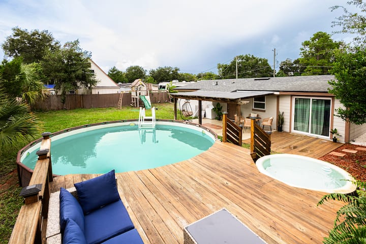 Light & Cozy Oasis | Pool, Spa & Near Everything - Jacksonville, FL
