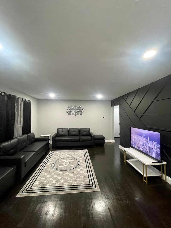 Full Entire Home + Free Parking / Fast Wi-fi - Crete, IL