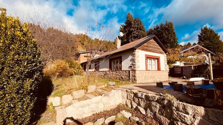 Casa Histórica Con Arroyo Interno De Deshielo - San Martin de los Andes