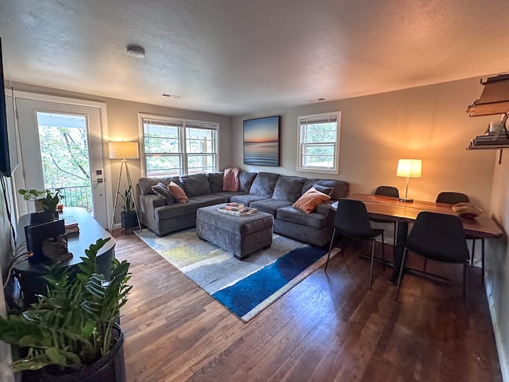 Hillcrest Hideaway
<10 Min From Downtown Asheville - Asheville, NC
