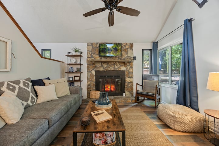Walk-to-town Chalet With Hot Tub - Helen, GA