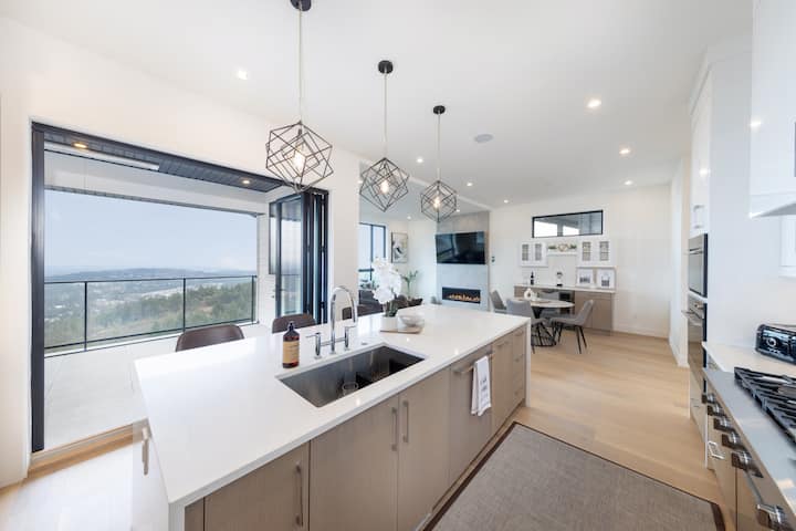 Luxury Bear Mountain Custom House | 4 Bedroom - ラングフォード