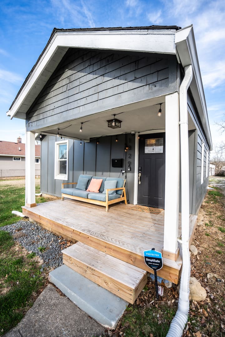 *(Safe 2 Bed) - Fountain Square Bungalow* - Indianapolis, IN