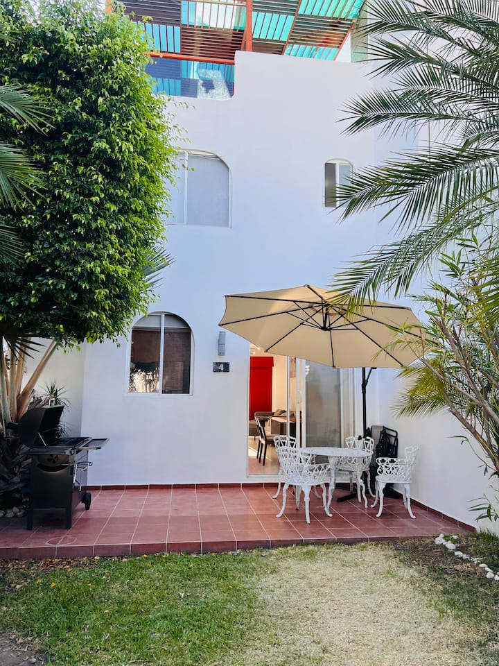 Casa En Residencial Con Alberca, Jacuzzi Y Lago. - Tequesquitengo