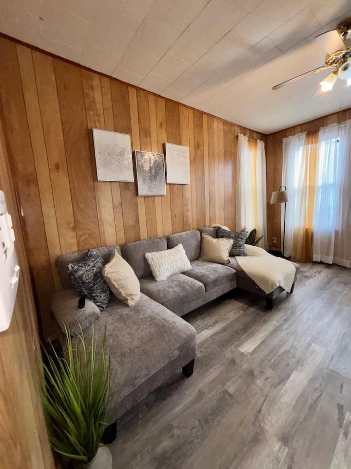 Charming Two Bedroom Apartment In Utica - Utica