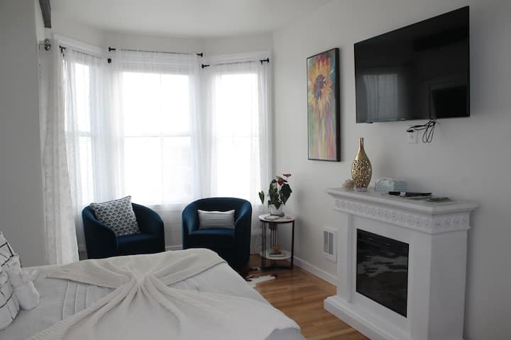 Steps From The Bay! Studio + Balcony - Sausalito