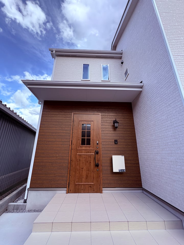 Jr宇都宮駅西口徒歩10分、新築貸切、無料駐車場3台付き、最大15名様まで宿泊可能、餃子通り徒歩圏内 - Utsunomiya