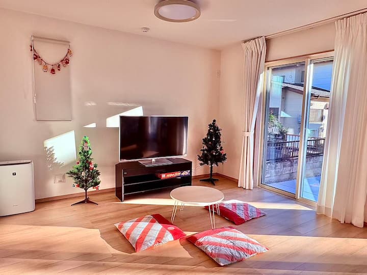 Jr宇都宮駅西口徒歩10分、新築貸切、無料駐車場3台付き、最大15名様まで宿泊可能、餃子通り徒歩圏内 - 宇都宮市