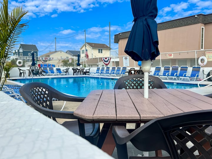 Heated Pool, Sleeps 4, Private Beach, Parking! - Seaside Heights, NJ