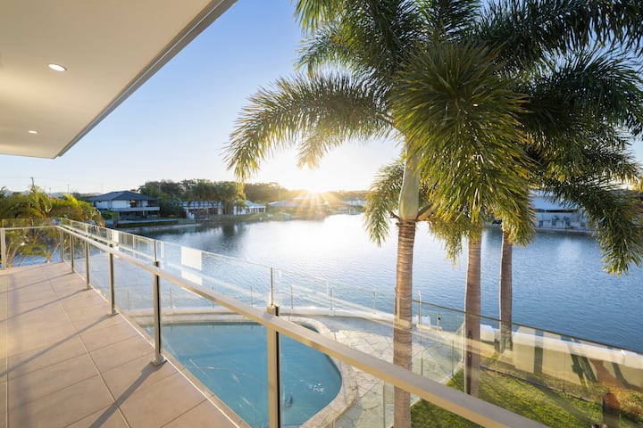 Luxury Family Escape With Private Sandy Beach - Gold Coast