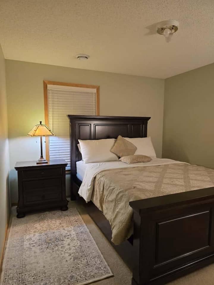 En-suite Private And Comfortable Bedroom - Woodbury, MN
