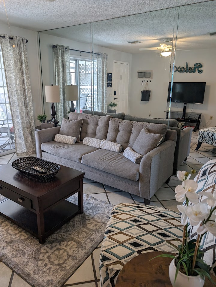 Welcoming 1br King Condo, Second Floor, Pond Views - Land O' Lakes, FL
