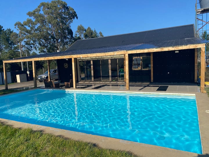 Salón Con Piscina Para Días Familiares - Coronel