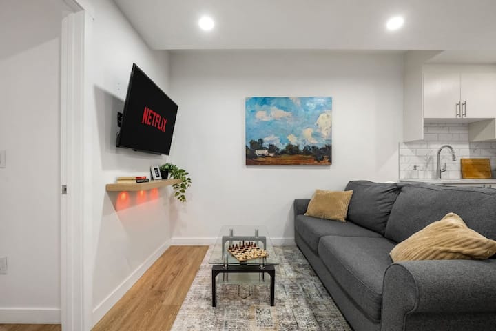 Private 2br Suite Near Airport, 2 Queens, Laundry - Calgary