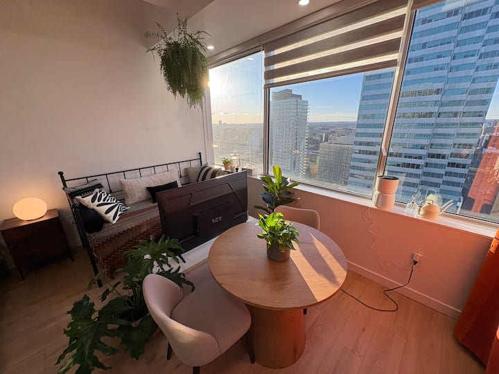 Top-floor Boho Studio Heated Parking Skyline Views - Edmonton