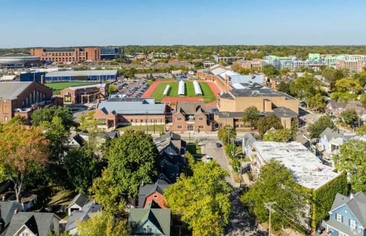 *Lux* *Mins To *Mich Uni* *Stadium* *Um Hospital* - Ann Arbor, MI