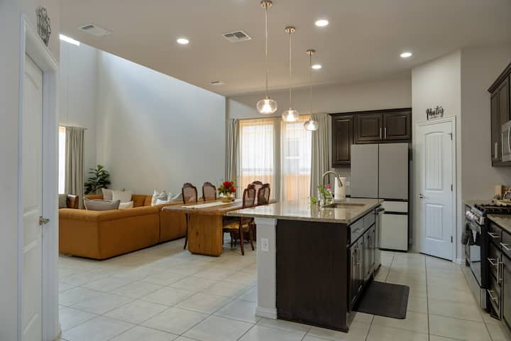 Family Oasis | King Size Suites | Near F1 | + Wifi - Buda, TX