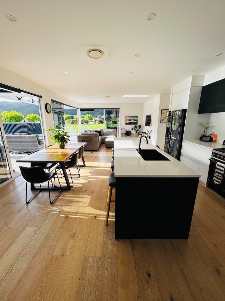 Family Sanctuary With Heated Pool - Northland