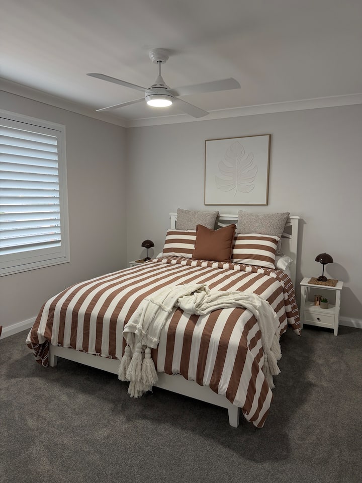 Cc’s Getaway.
Spacious 3 B/r Upstairs Retreat. - 