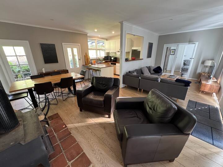 Panoramic Views · Walk To Pub, Cafes & Mtb Shuttle - Currawong Rd
