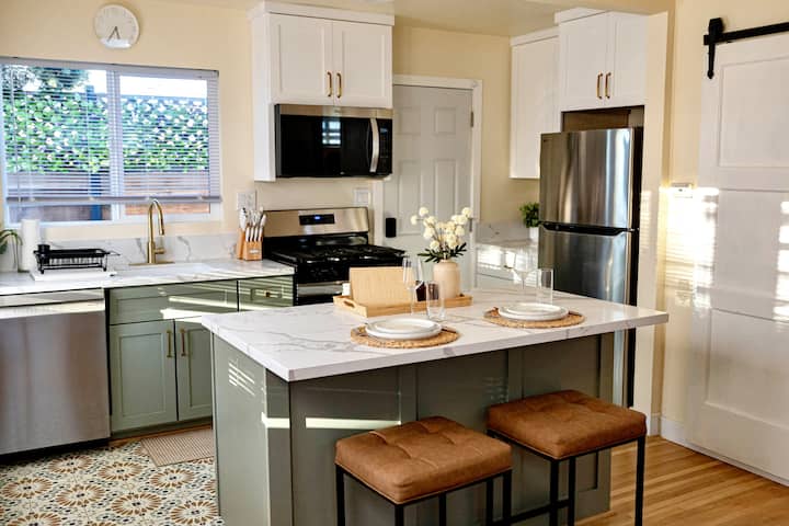 Private & Cozy Casita W/ Parking & Laundry - San Diego, CA