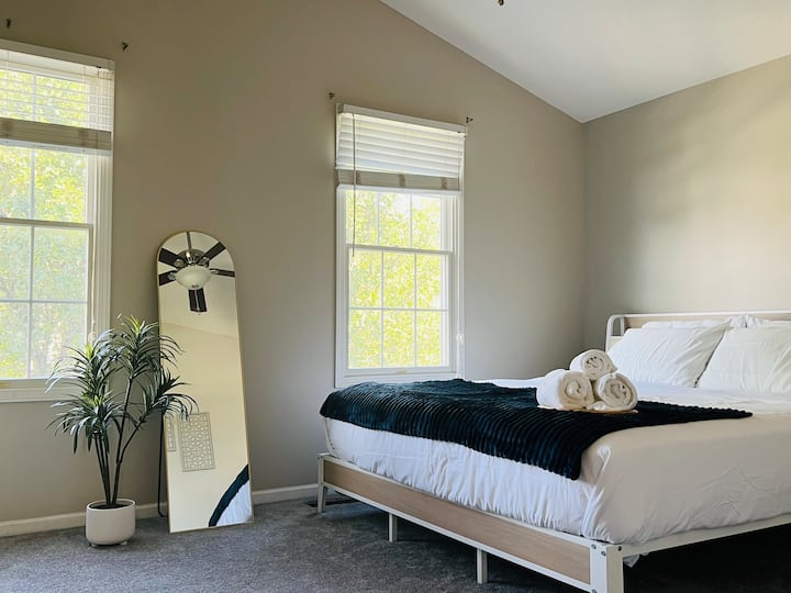 2 Spacious Rooms, Private Workspace & Full Bath - Polaris, OH