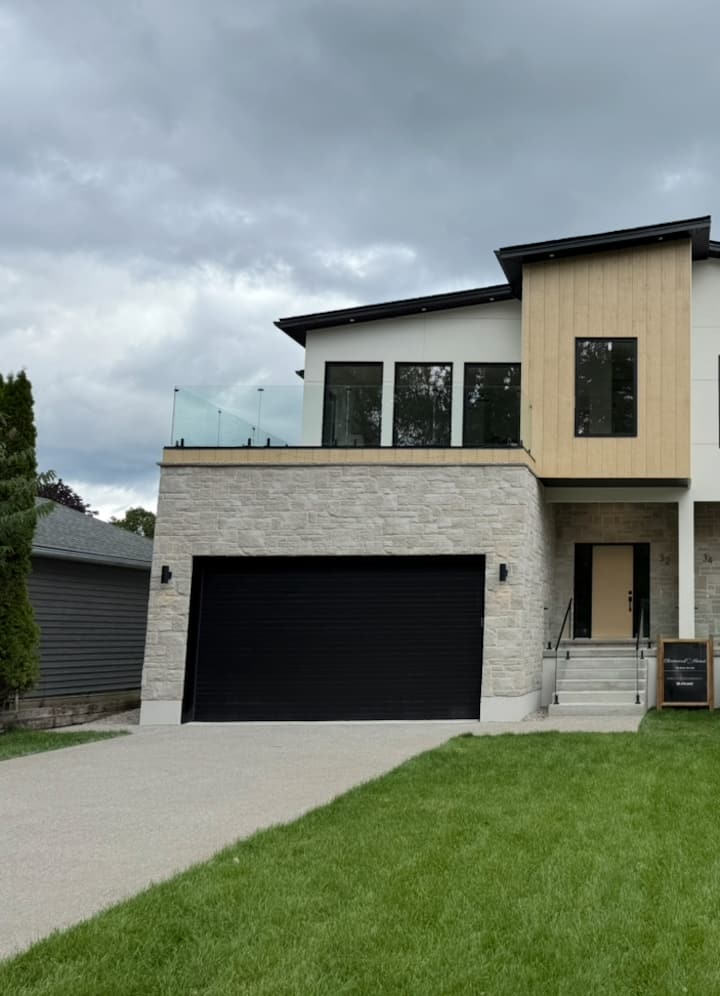 Luxury House Steps Away From Marina - Grand Bend