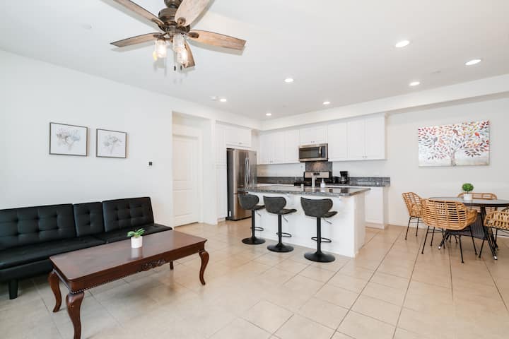 Modern Condo|steps To Metro & Pool Access - Claremont, CA