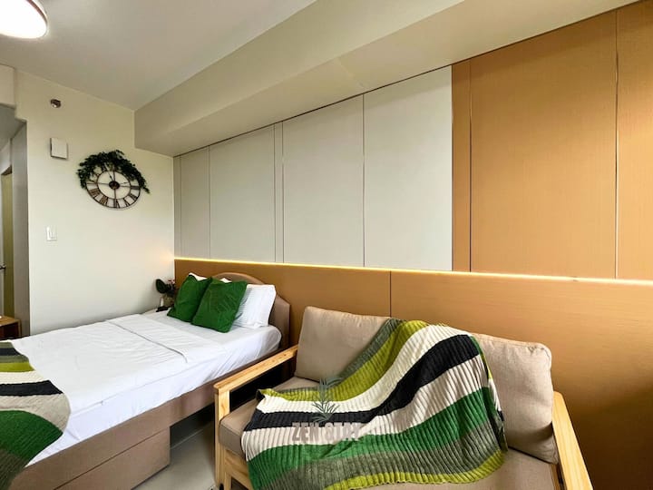 Chic Tagaytay Studio W/ Balcony | Zen Stay - Tagaytay