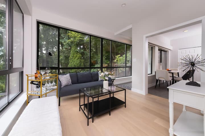 Stylish Scenic Oasis: 2-bedroom Suite, West Van - North Vancouver
