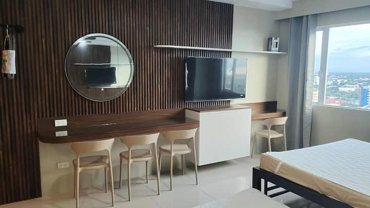 1811 Sitari Fits 4, 2 Queen Beds, Free Pool & Gym - Bacolod