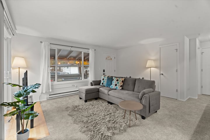 Walkable Location! Creek View Backyard And Patio! - Issaquah, WA