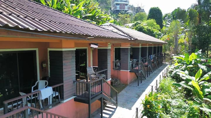 芭东泳池二楼联排别墅大床房 - パトンビーチ