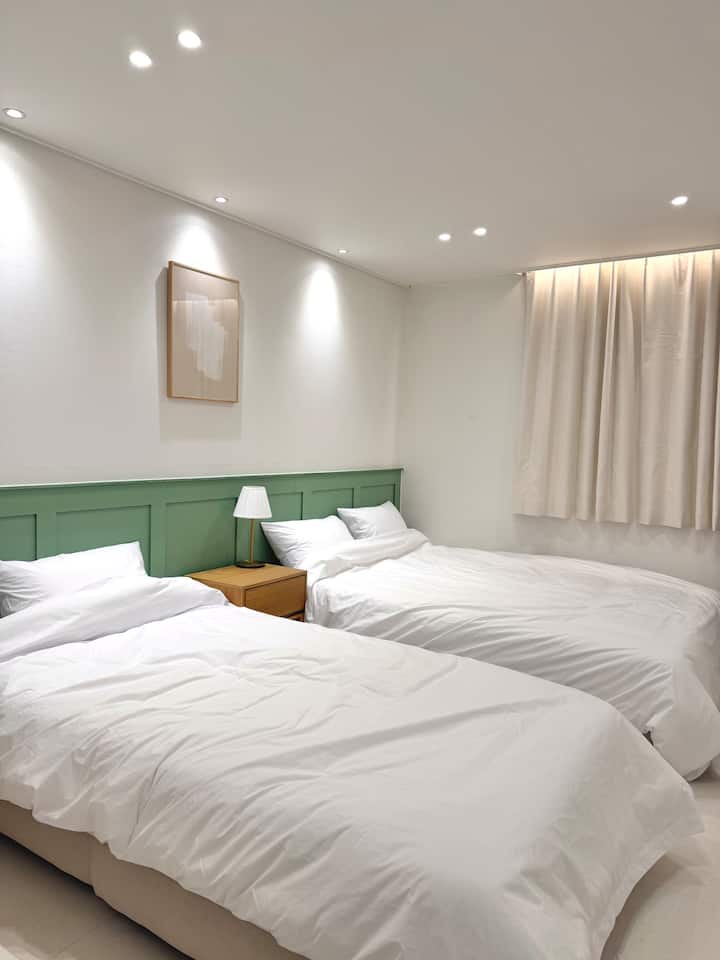 [New] 4r2b / 11명 / 4호선 #명동 #서울역 #남산 #이태원 - Seoul