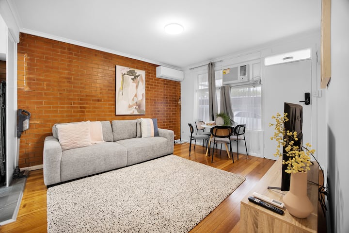A Family Gem And A Sunshine Edge - St Albans, Australia