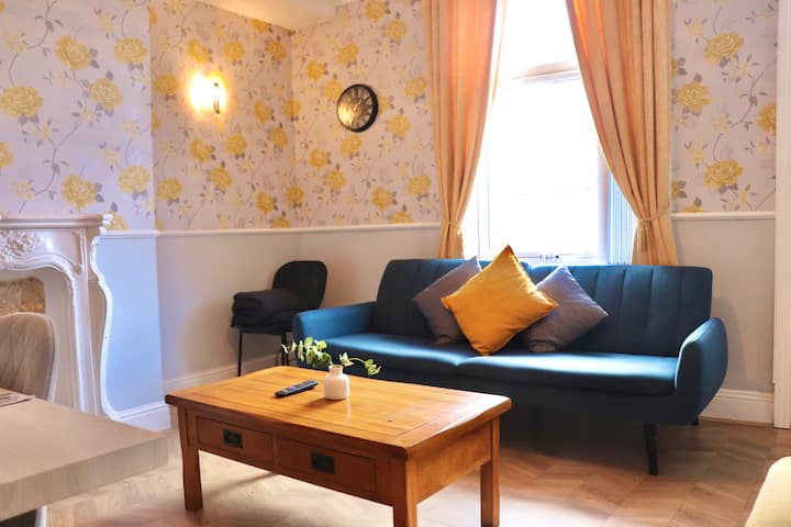 Comfortable 2 Bed Property With Garden - Parking - Elland Road