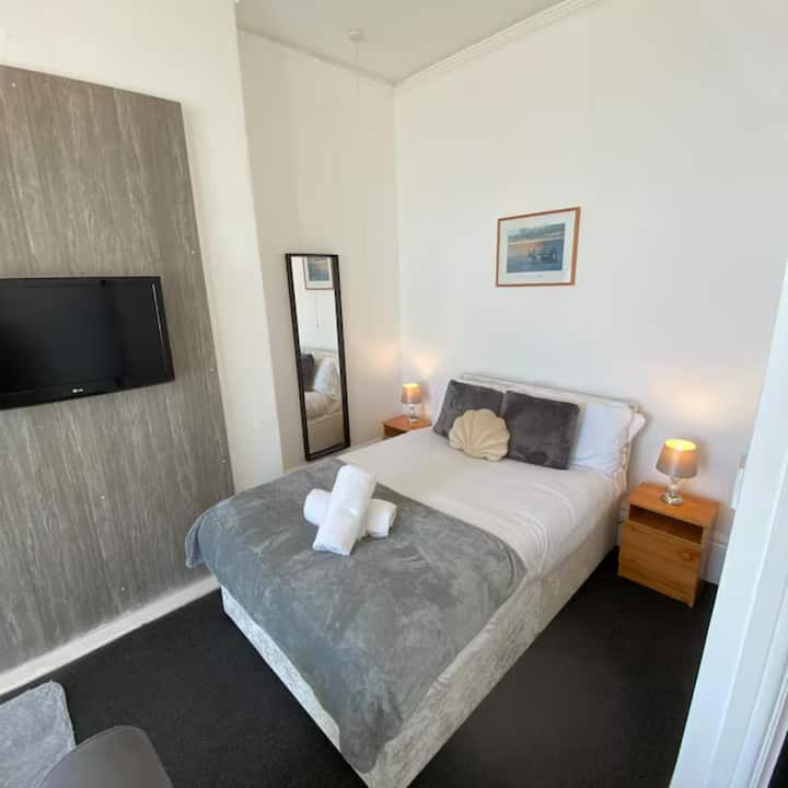 Beachside Studio Apartment: Perfect For Long Stays - Flamborough