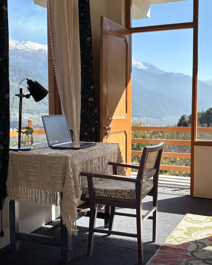Michelintaara's Desk - Manali